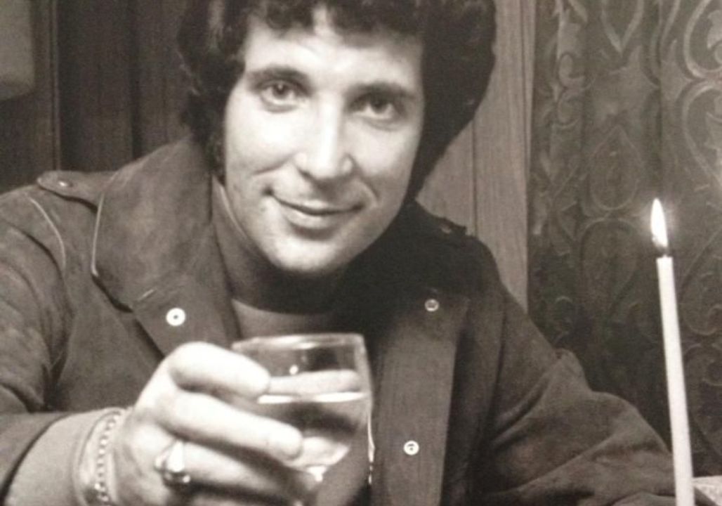 Tom Jones - "Looking Out My Window" - MaiBeautySong